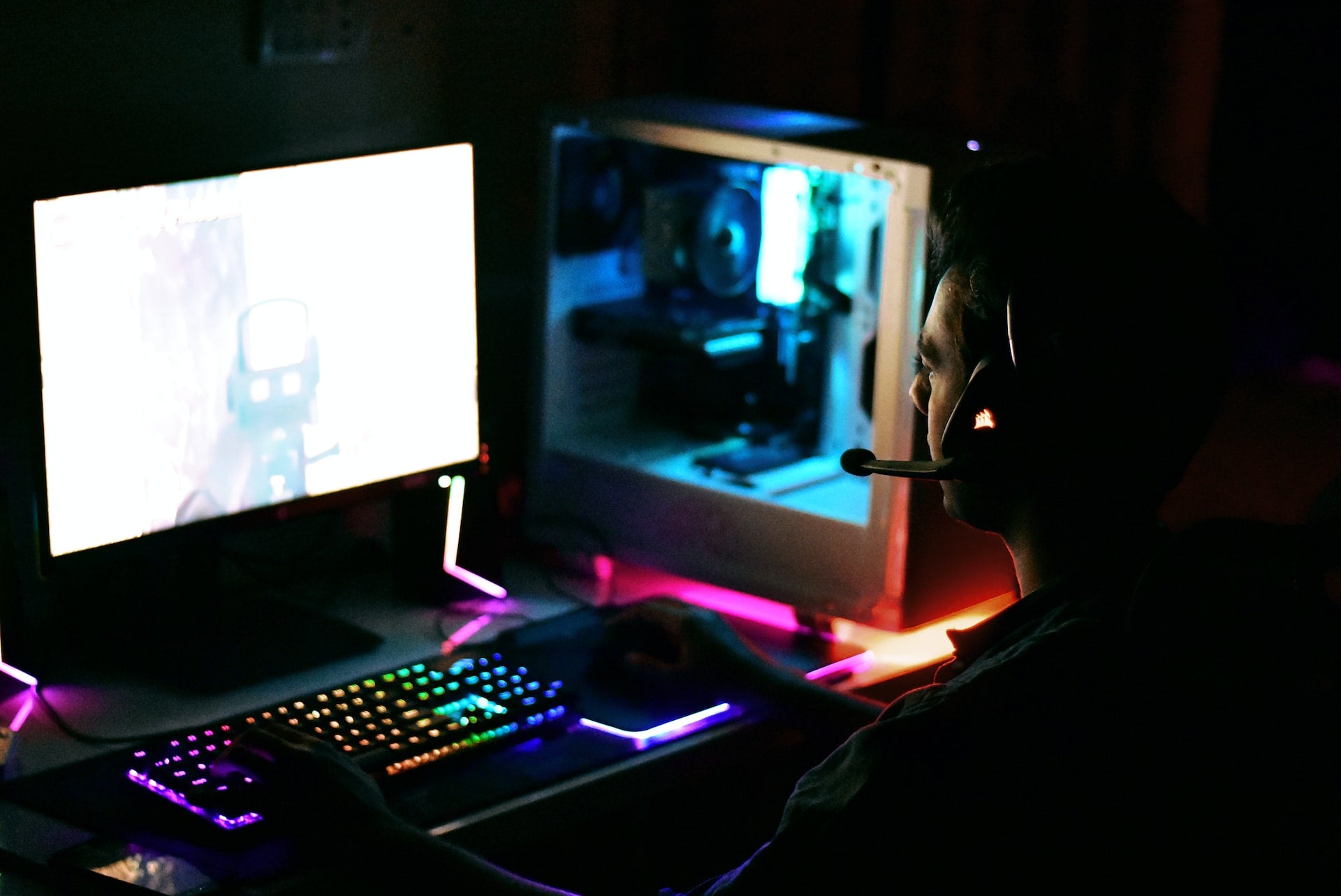Curved Vs Flat Monitor Gaming: Which Setup Is Right For You? | Mobile ...